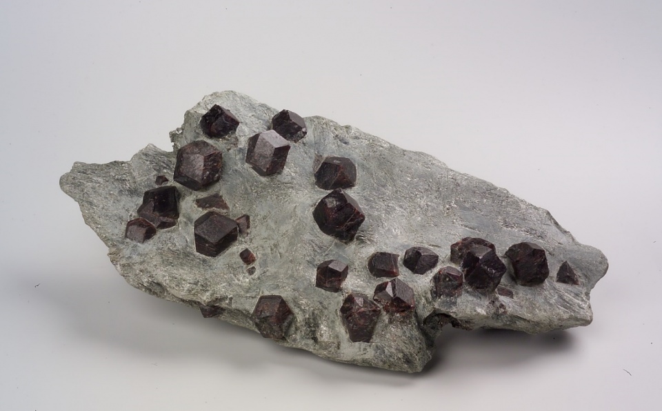 Zillertaler Granat – Ein Edelstein aus dem Herzen Tirols - Freunde des ...